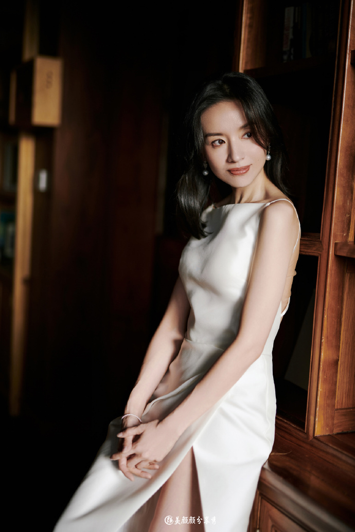 Dong Jiemei is back to her peak, her skin is so fair and glowing, she ...