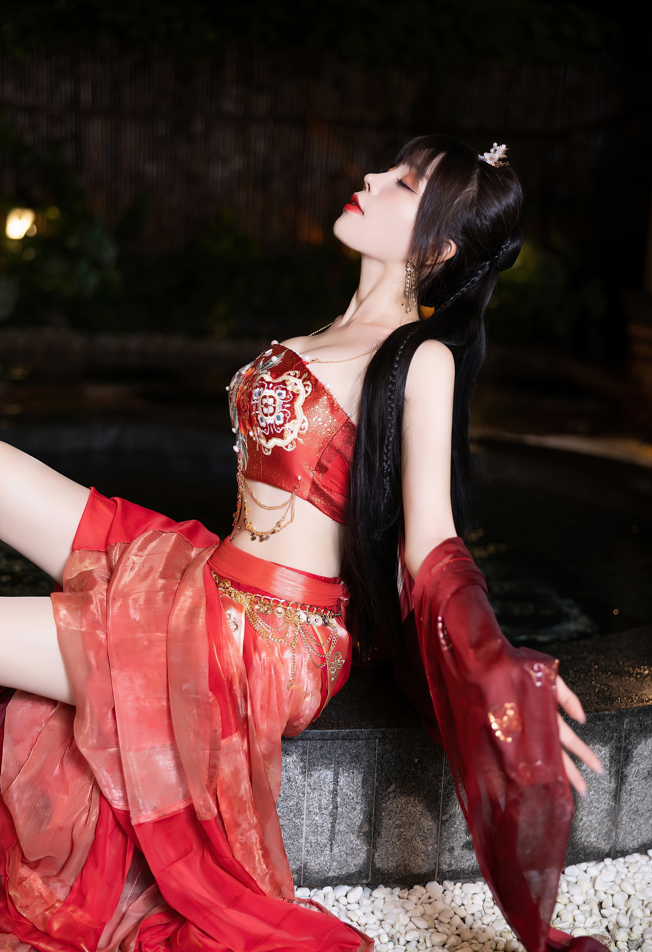 Goddess model Zhizhi dressed in an exotic red costume with ancient charm and ancient style - iNEWS