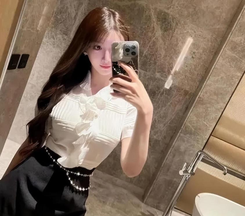 Ye Ke's charm is infinite, Huang Xiaoming's heart beats - iNEWS