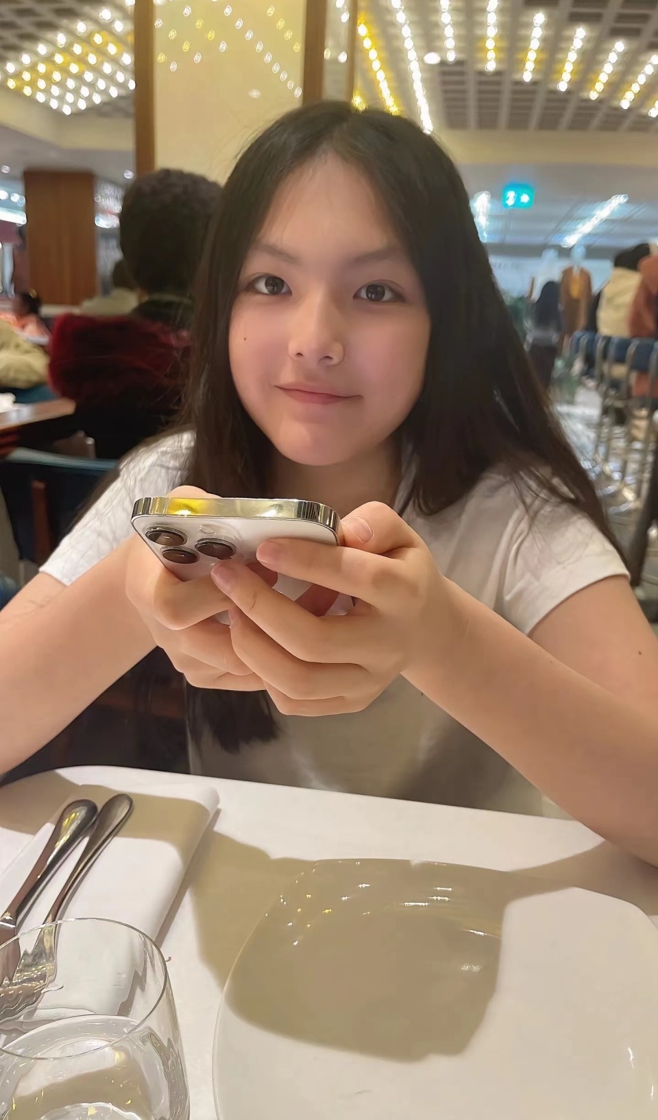 Li Xiang took her daughter shopping. Wang Shiling's three haute couture ...