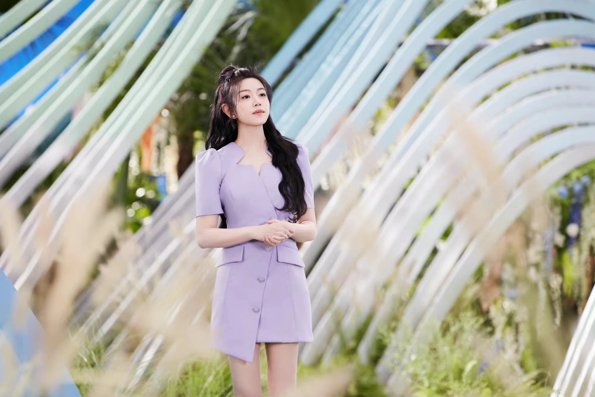 Chen Yanxi sang on stage, wearing a taro purple irregular suit skirt ...