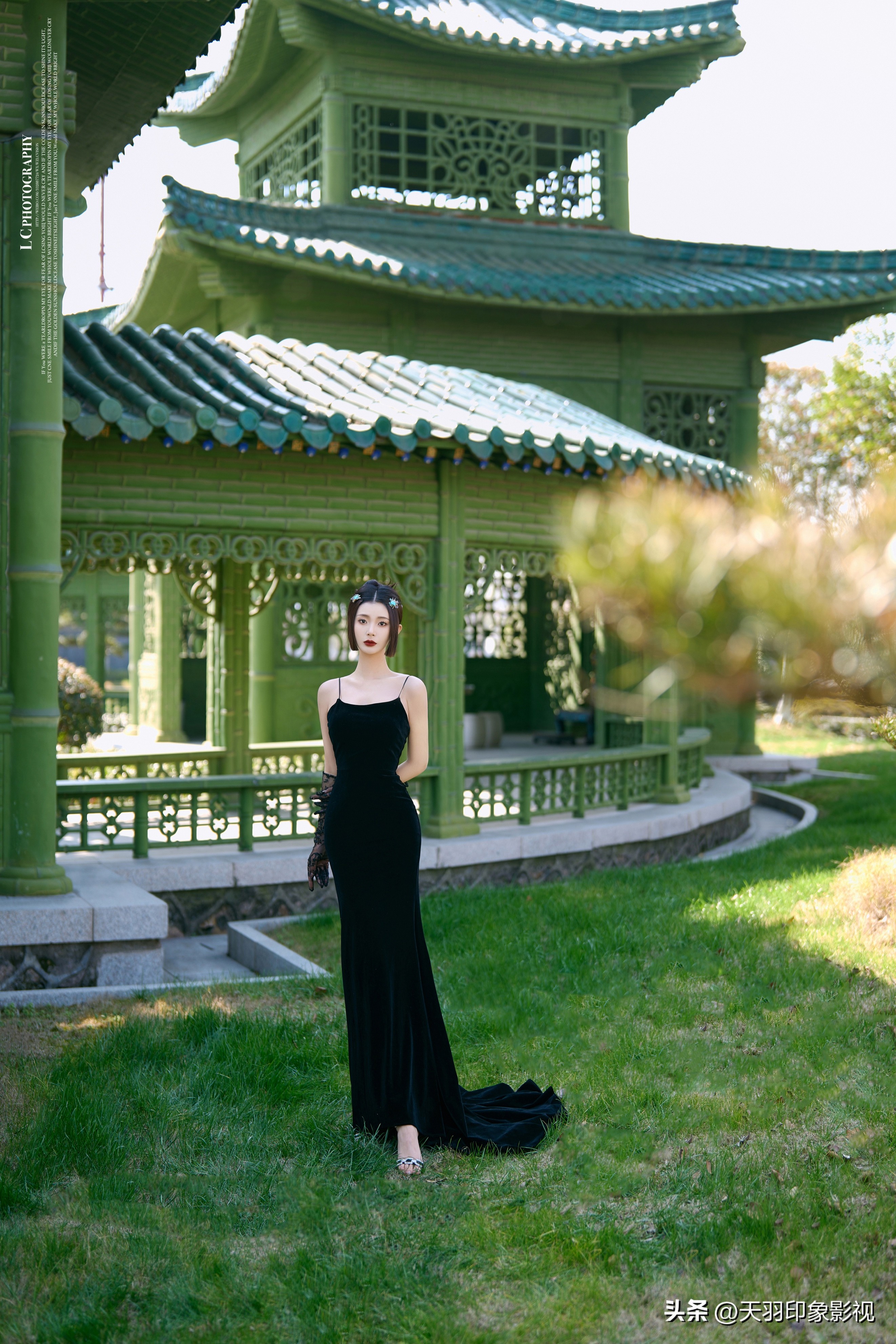 Long-legged beauty model Wang Xingchen wore a long black dress, showing ...