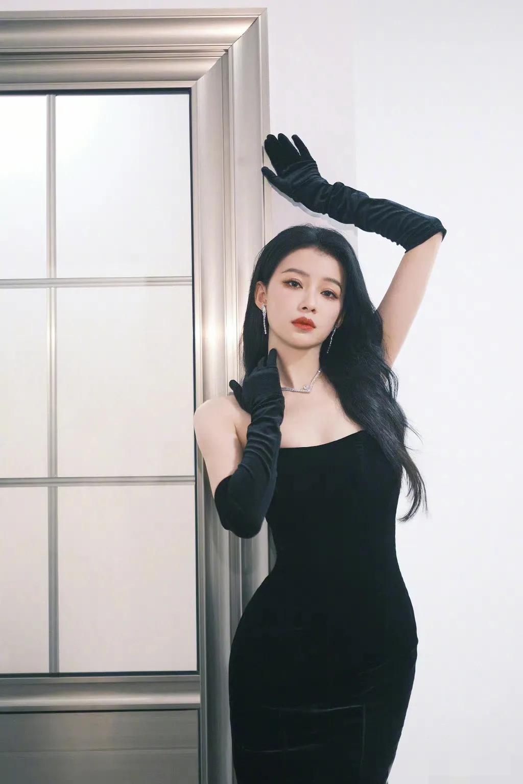 Sun Yi picked Wu Xin's chin, this action unexpectedly became popular ...