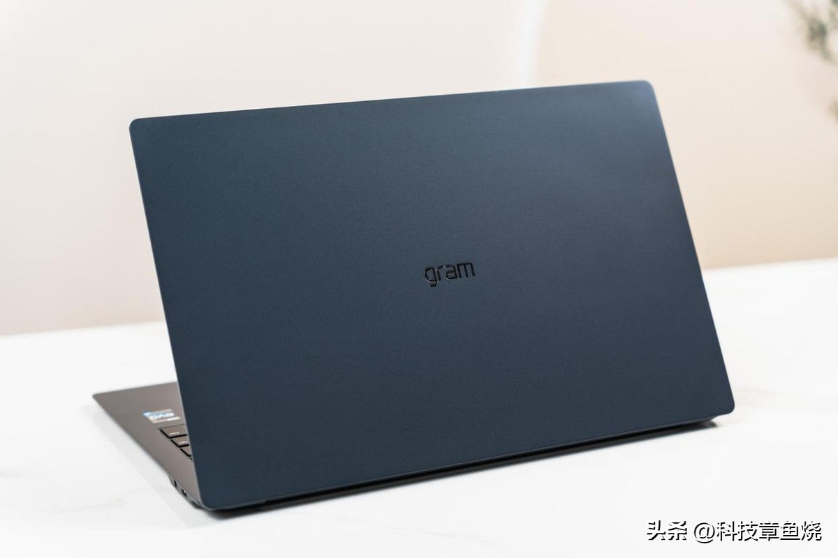僅重990g，LG gram SuperSlim進一步減輕通勤負擔 - 頭條匯