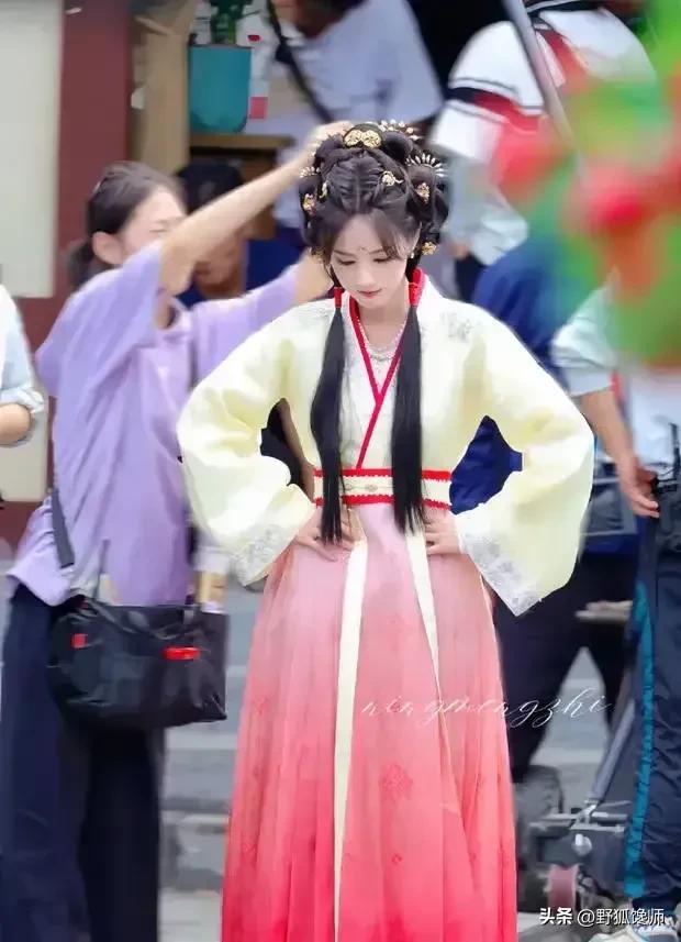 Li Yitong's new drama Reuters, wearing a yellow pink ancient costume ...