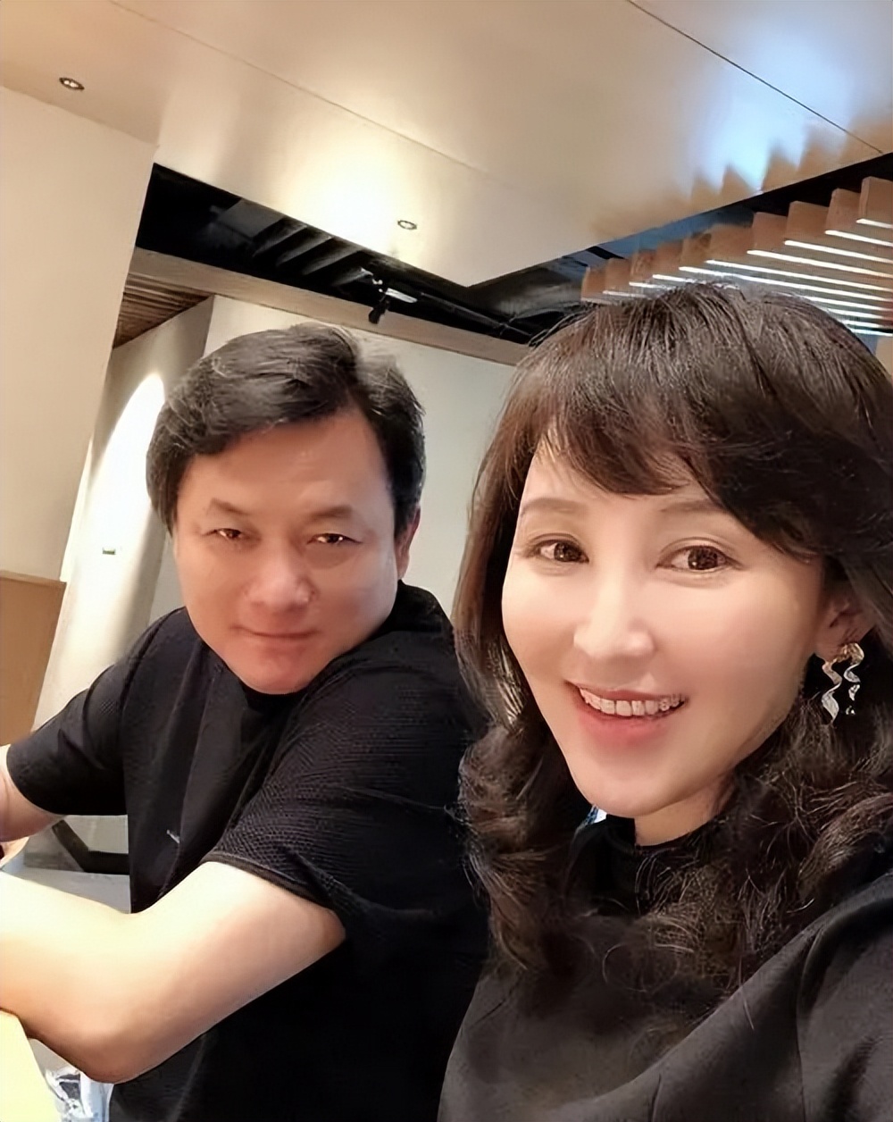 This time, 48-year-old Yue Lina can finally straighten her back and be ...