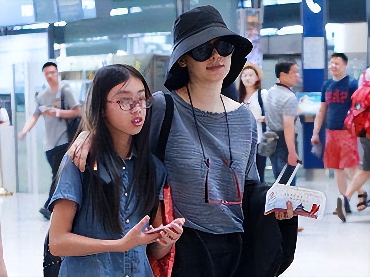 Xu Fan took his adopted daughter to visit Feng Xiaogang, who showed up without makeup and ...