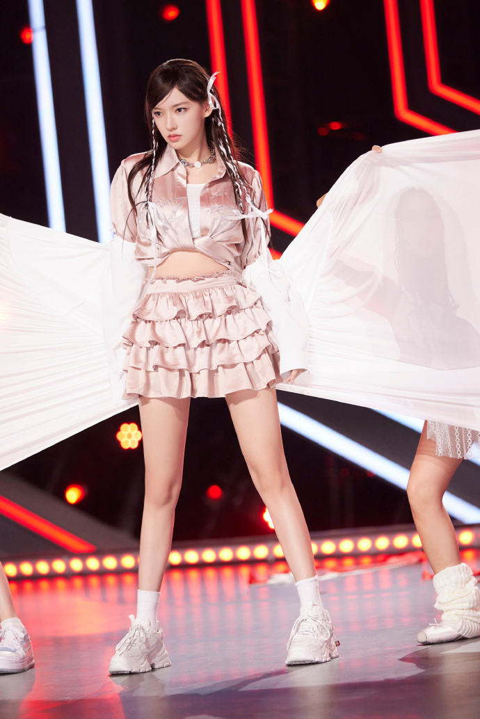 Cheng Xiao's rose-colored skirt shows off her dancing posture, super ...