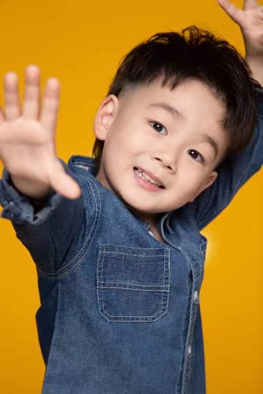 Li Jialin and his father Li Chengfeng acted on the same stage in "The ...