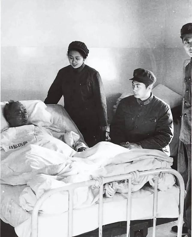 In 1971, Ye Jianying angrily slammed the table, shattering a teacup ...