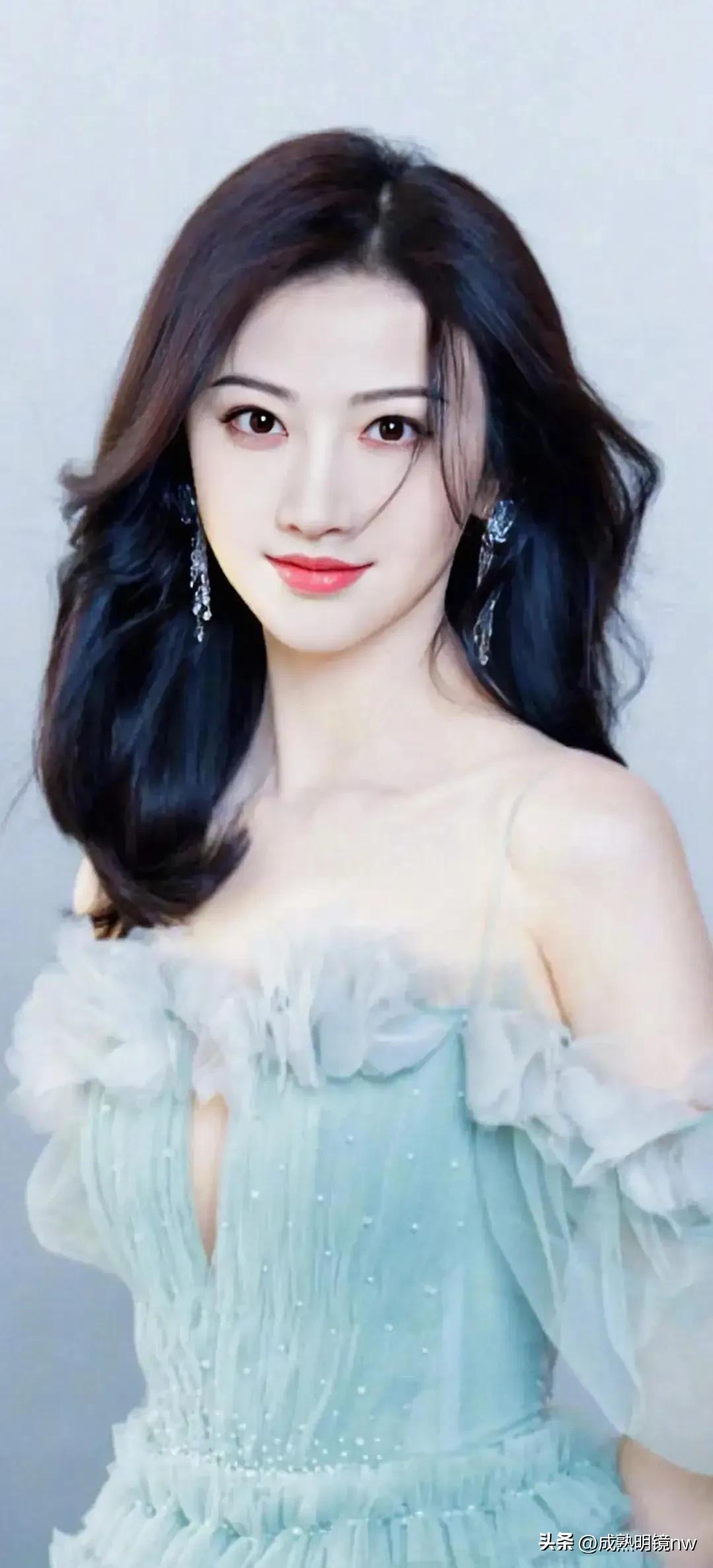 Gentle and sweet Jing Tian, beautiful face, charming figure, infinitely ...