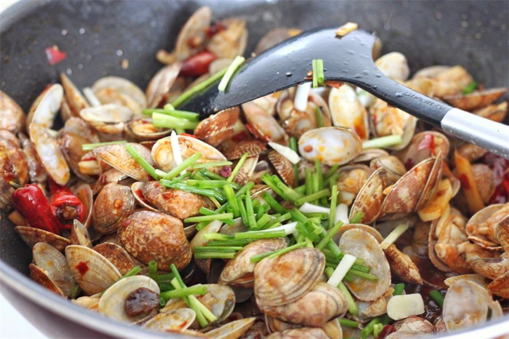 When washing clams, put oil and salt on it!Seaside people teach you a ...