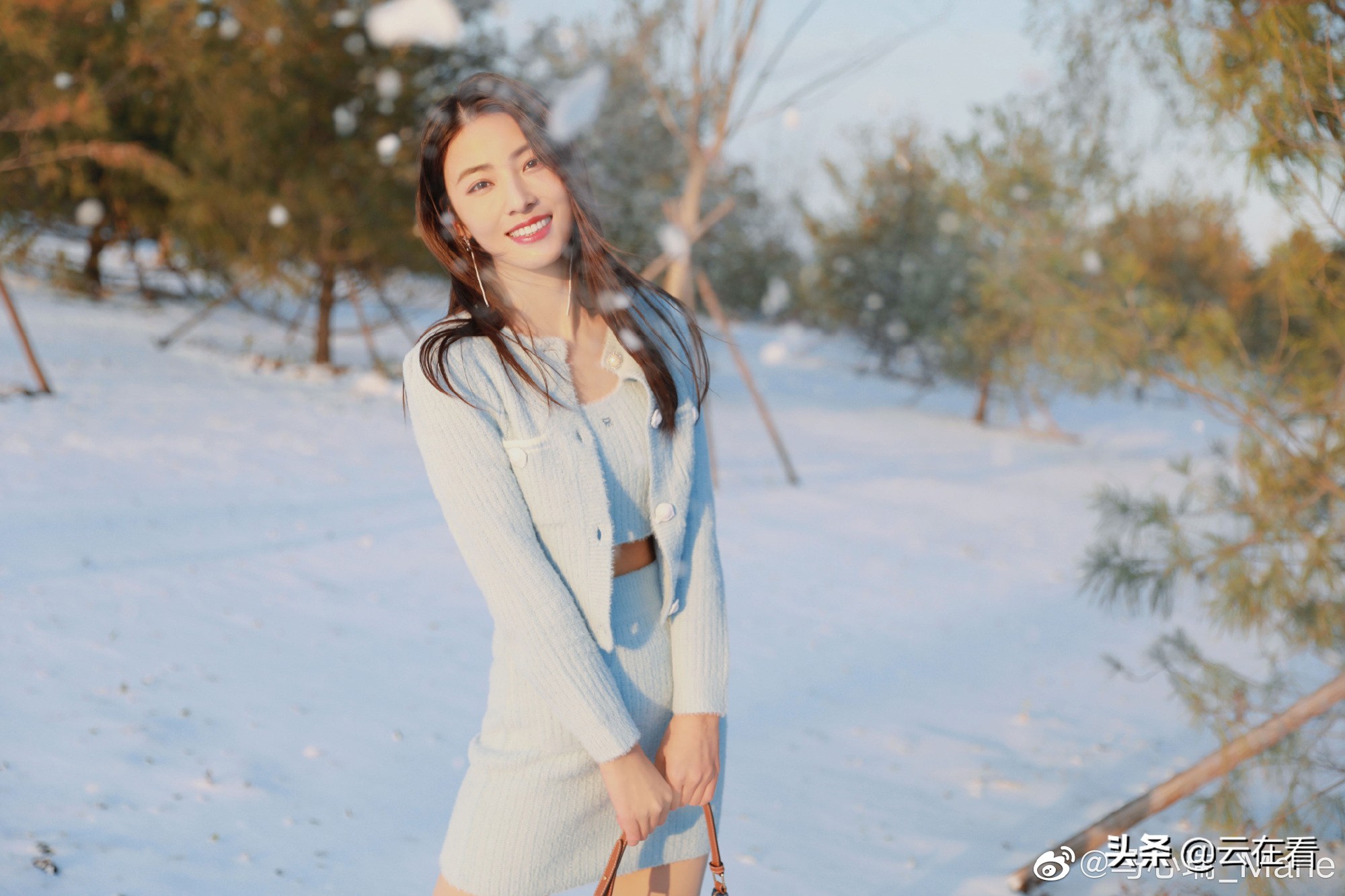 Beautiful actress Ma Xinrui takes pictures of the snow scene outdoors ...