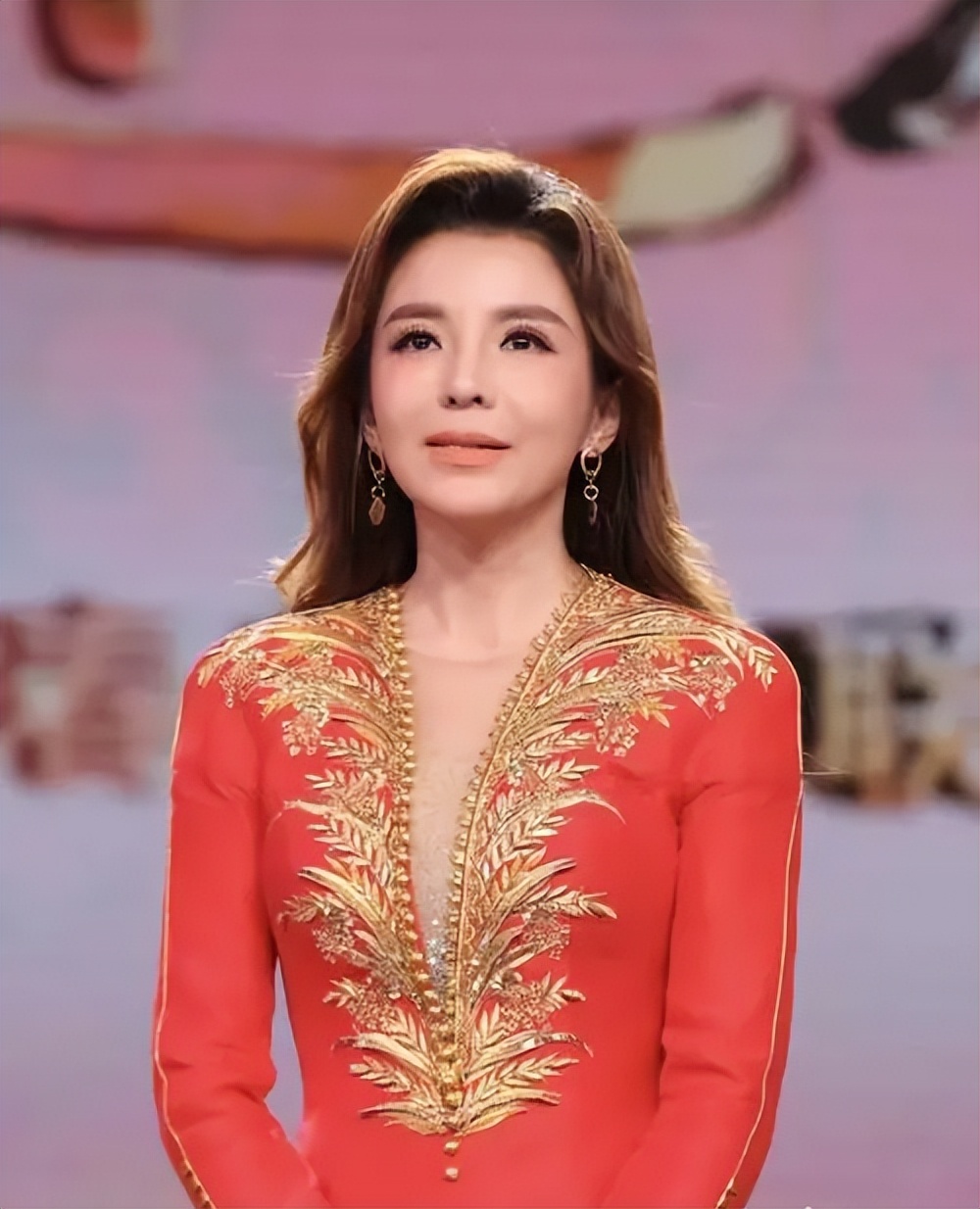 The 10 female hostesses of CCTV are all female stars, how many do you ...