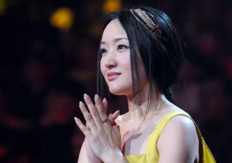 52-year-old sweet song queen Yang Jueying: Happiness blooms, sister and ...