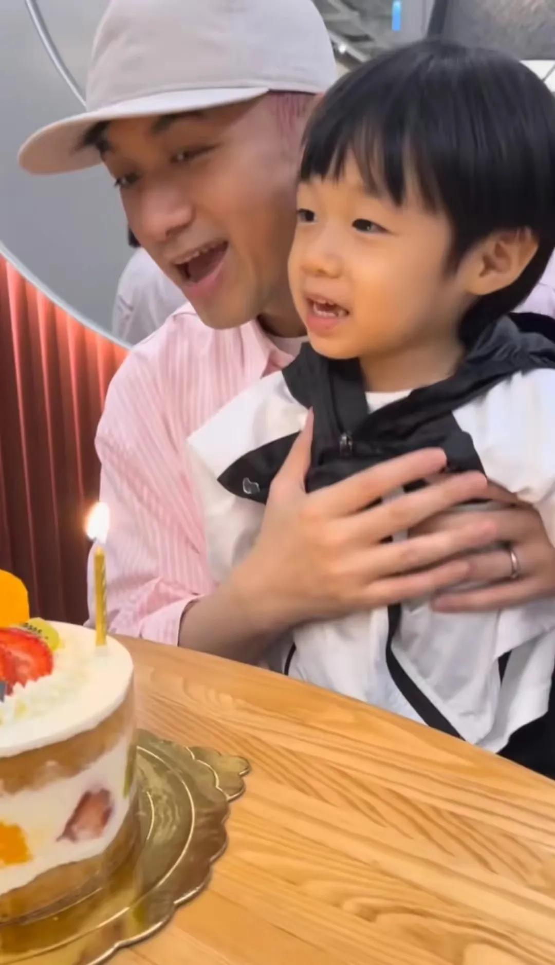 Ku Juji's 51st birthday, he received a kiss from his son, and the ...