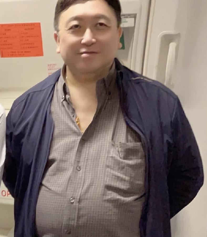 66-year-old Wang Jing took a photo with the beautiful stewardess!The belly is round and the ...