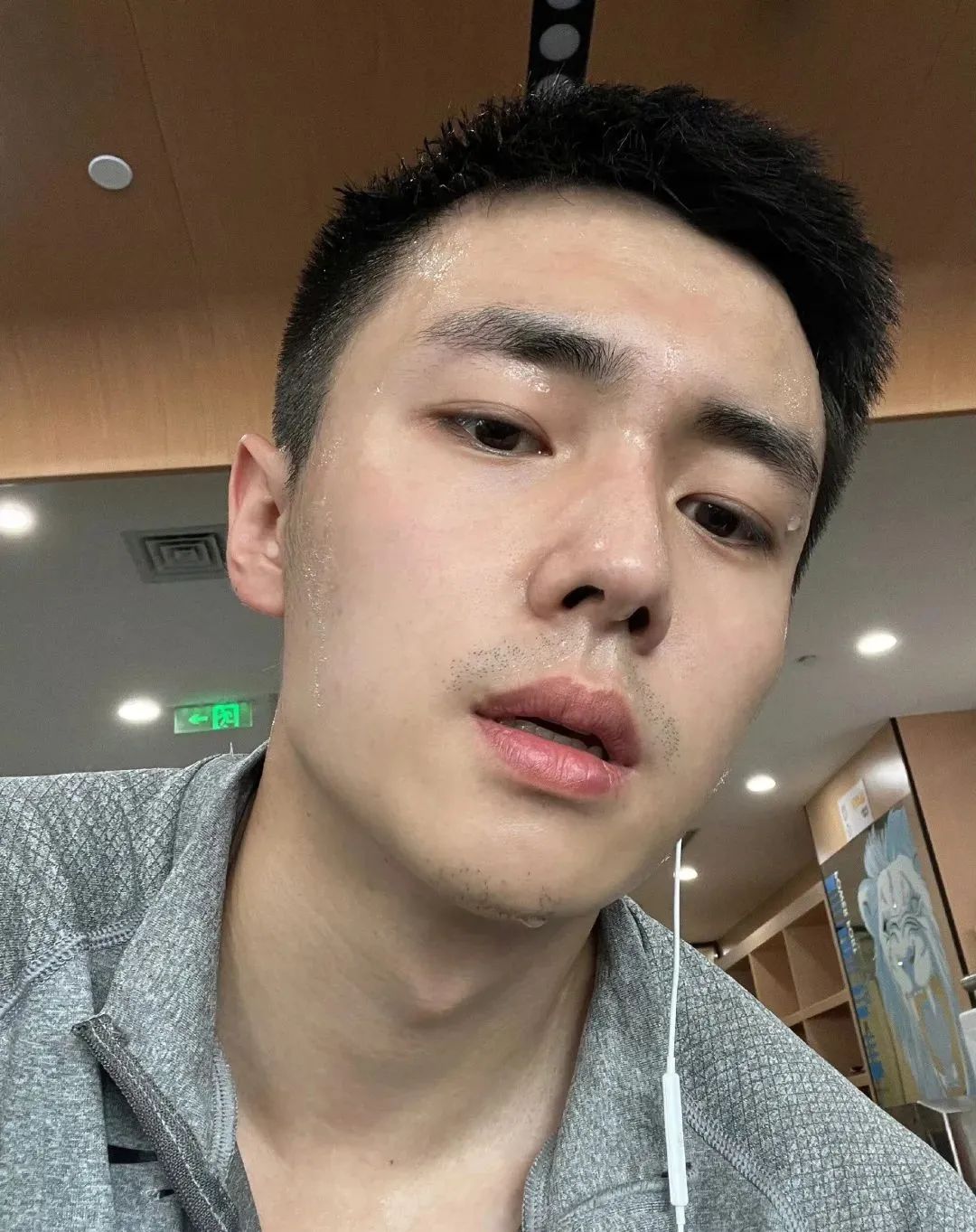 Zhai Zilu's short hair looks rejuvenated, and his sweaty muscles are ...