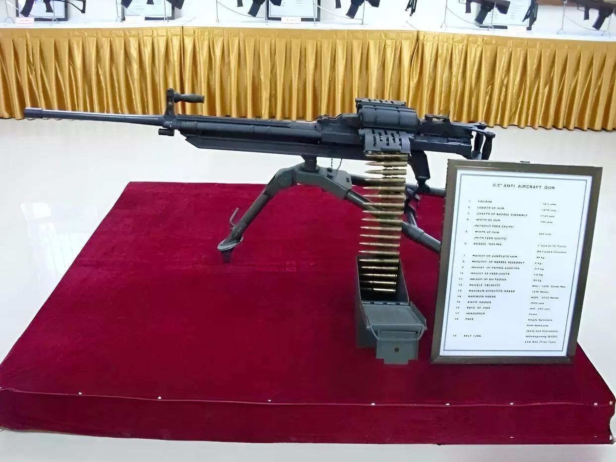 Why is it replacing the CIS 50MG heavy machine gun of "Madame Hell ...