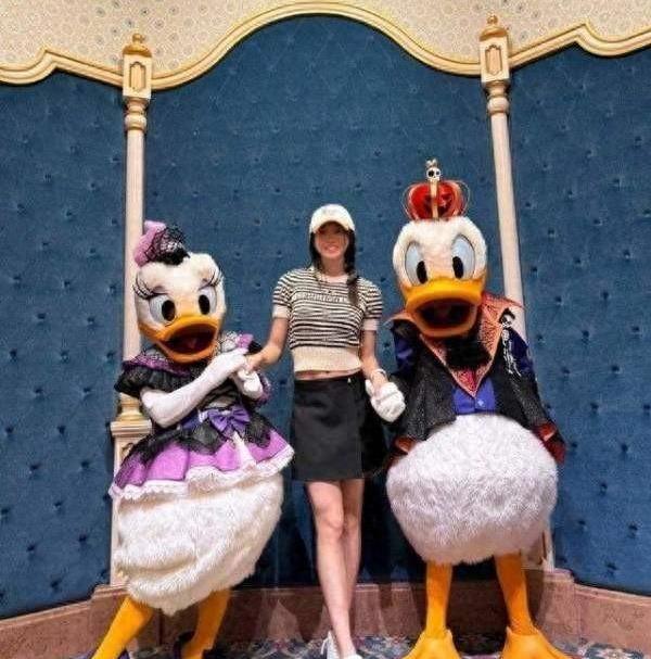 Jump ahead to follow up! Wu Yanni appeared in Disney, wearing an outfit ...