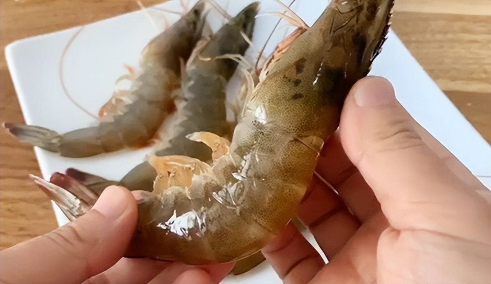 Find the "zipper" on the shrimp shell, it turns out that peeling the ...