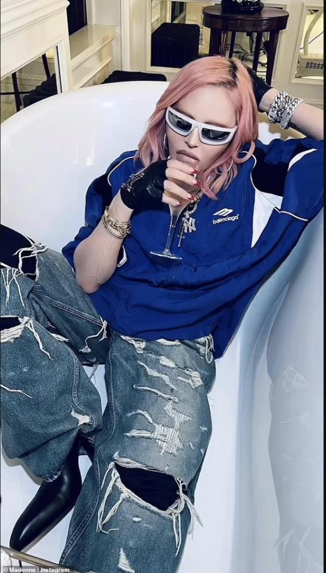The 64-year-old Madonna takes a picture of the bathtub - iNEWS