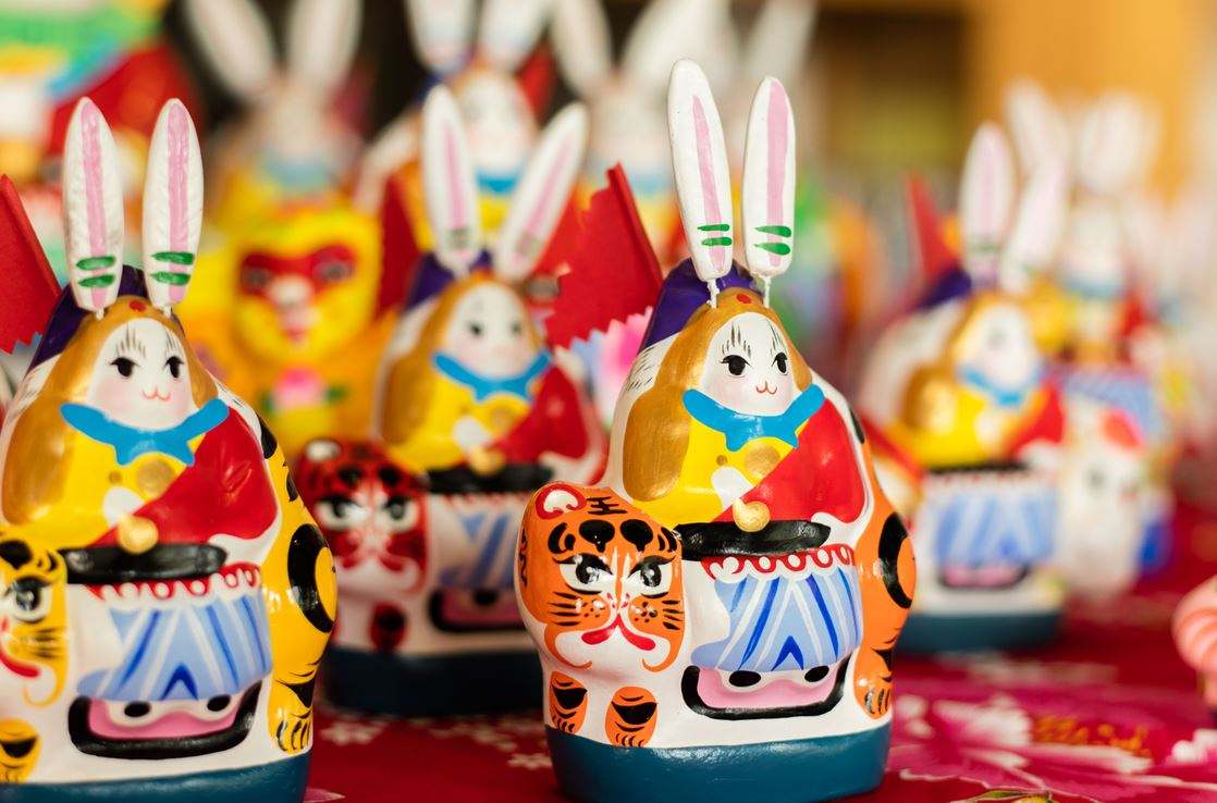 Offering sacrifices to the Moon God, Lord Rabbit, and walking on the ...