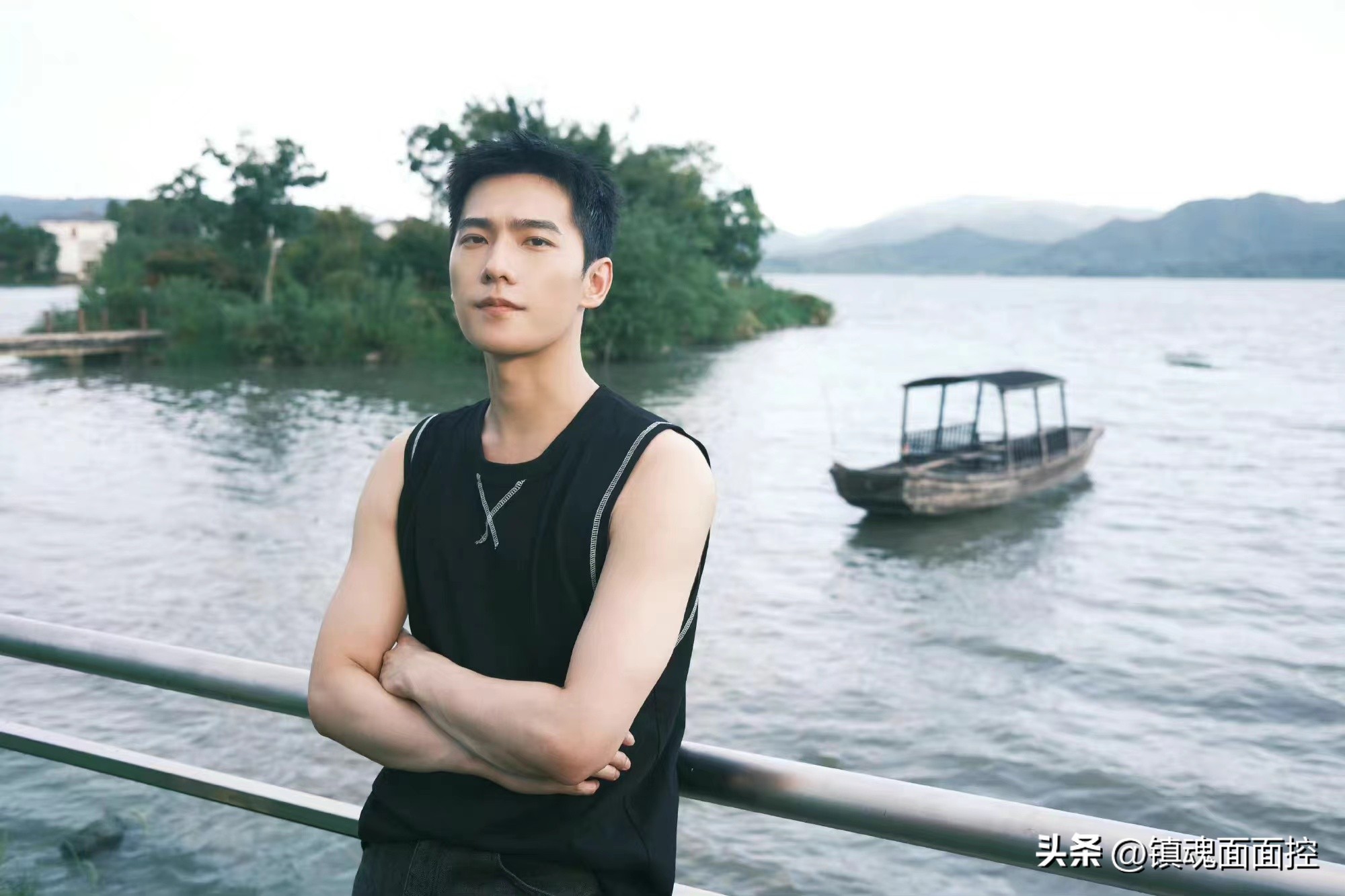 Yang Yang Lake's latest four-grid photo, with beautiful muscle lines ...