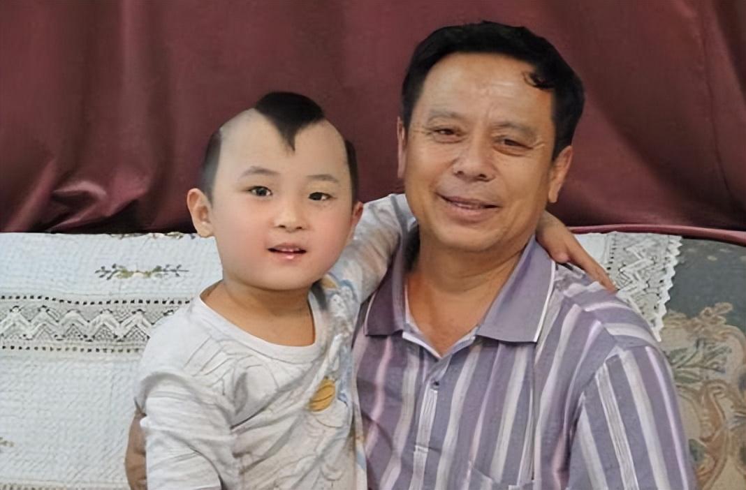 Deng Minghe, the "worst child star", passed away at the age of 6 in the ...