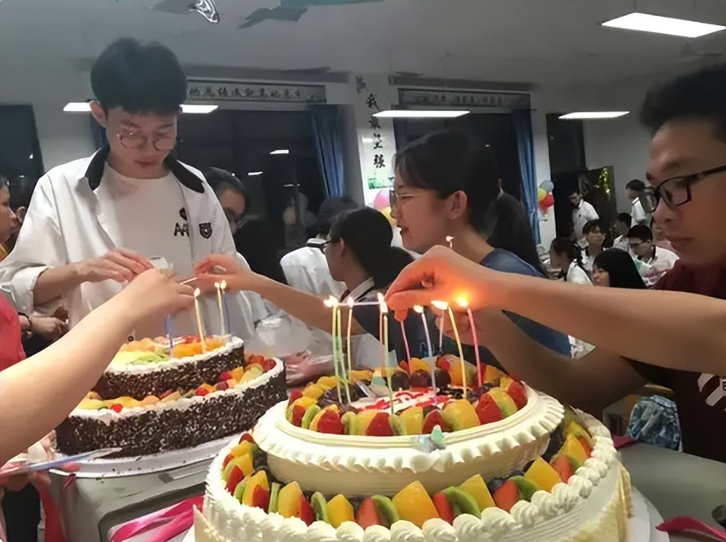 The teacher went to work after drinking and smashed the graduation cake ...