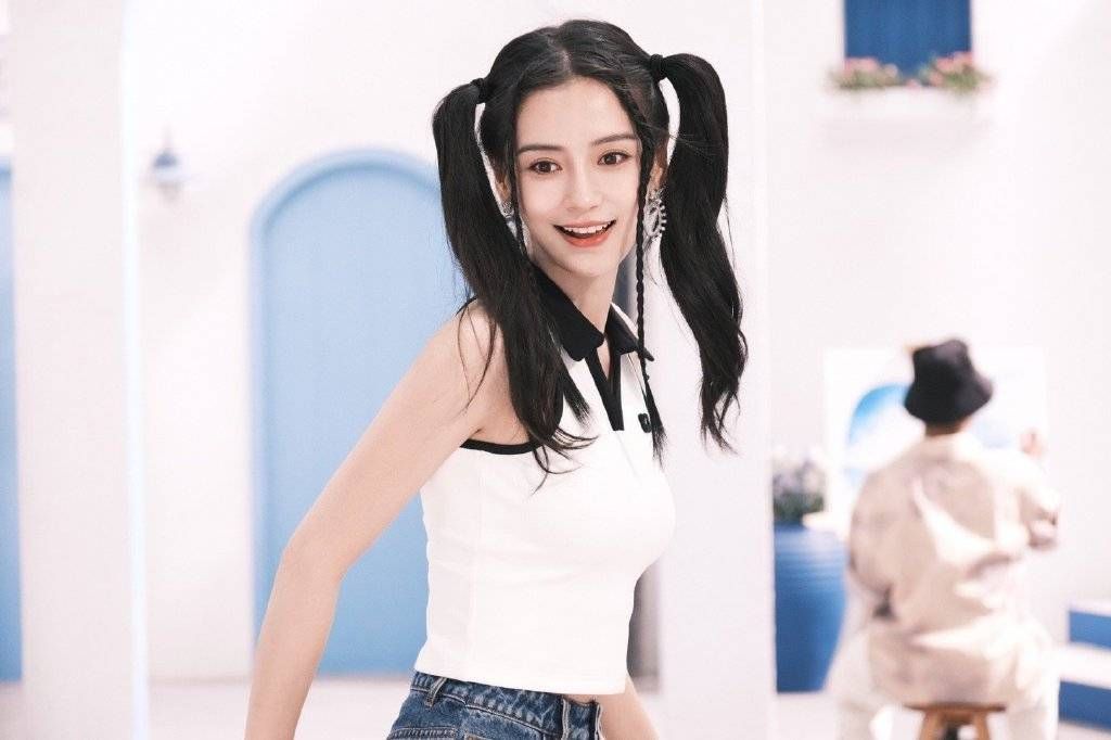 Angelababy's double ponytail shape is full of vitality and she wears a ...