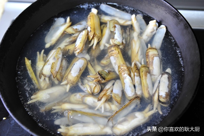 The razor clams are fresh and tender, and the seafood salad is also ...