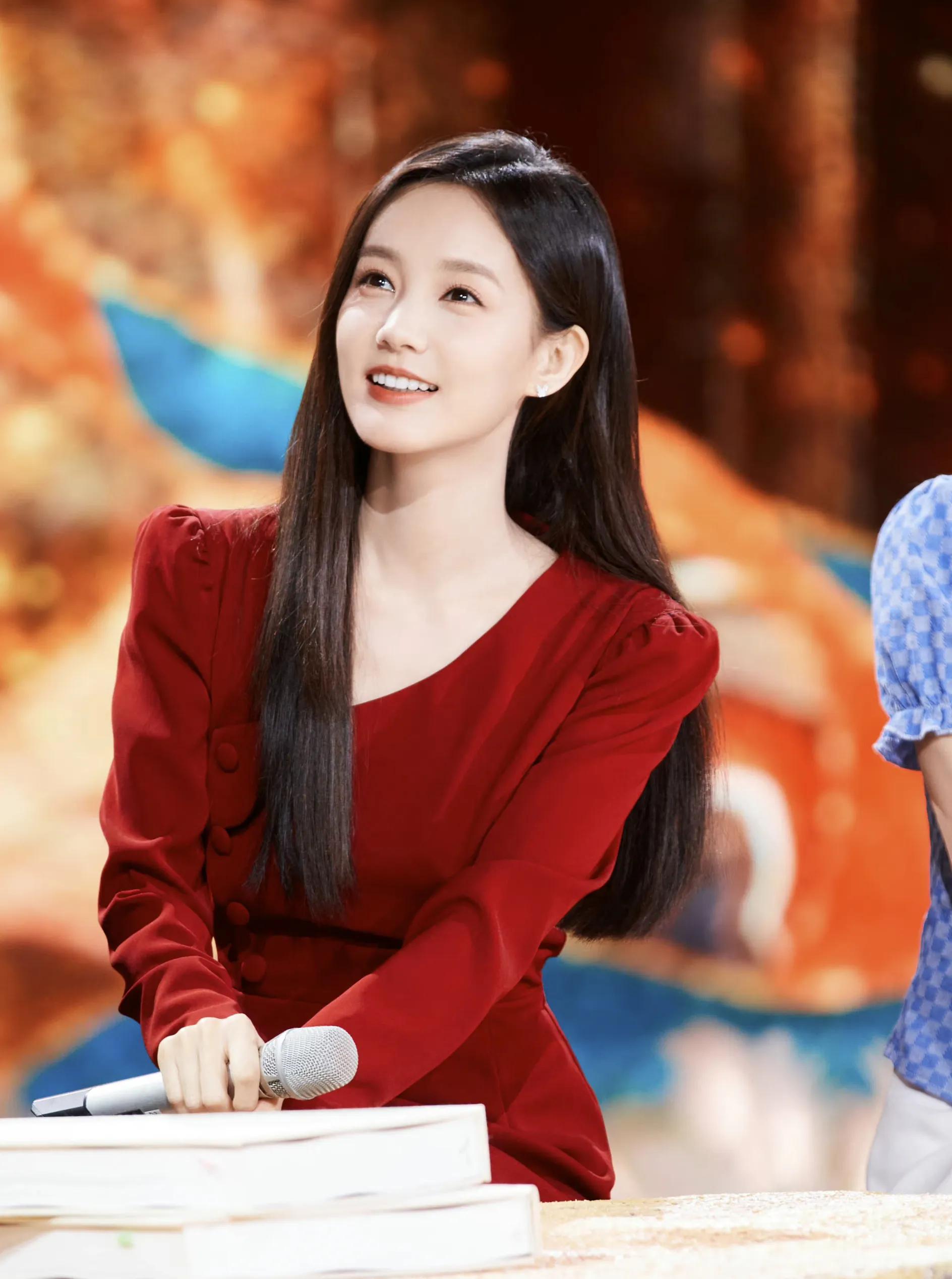 Actress Li Yitong's fashion style: beautiful face, youthful demeanor ...