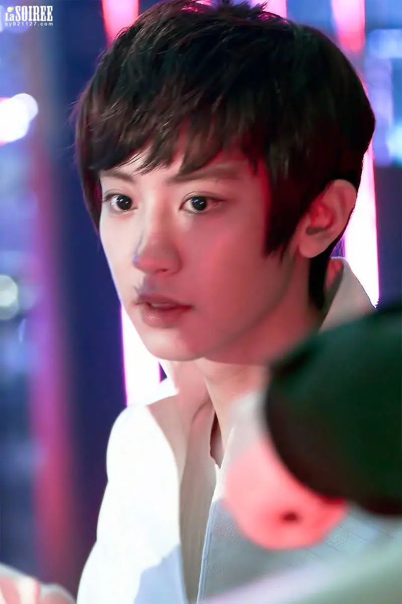 EXO's Park Chanyeol, can't escape the air yeast even on the outside ...