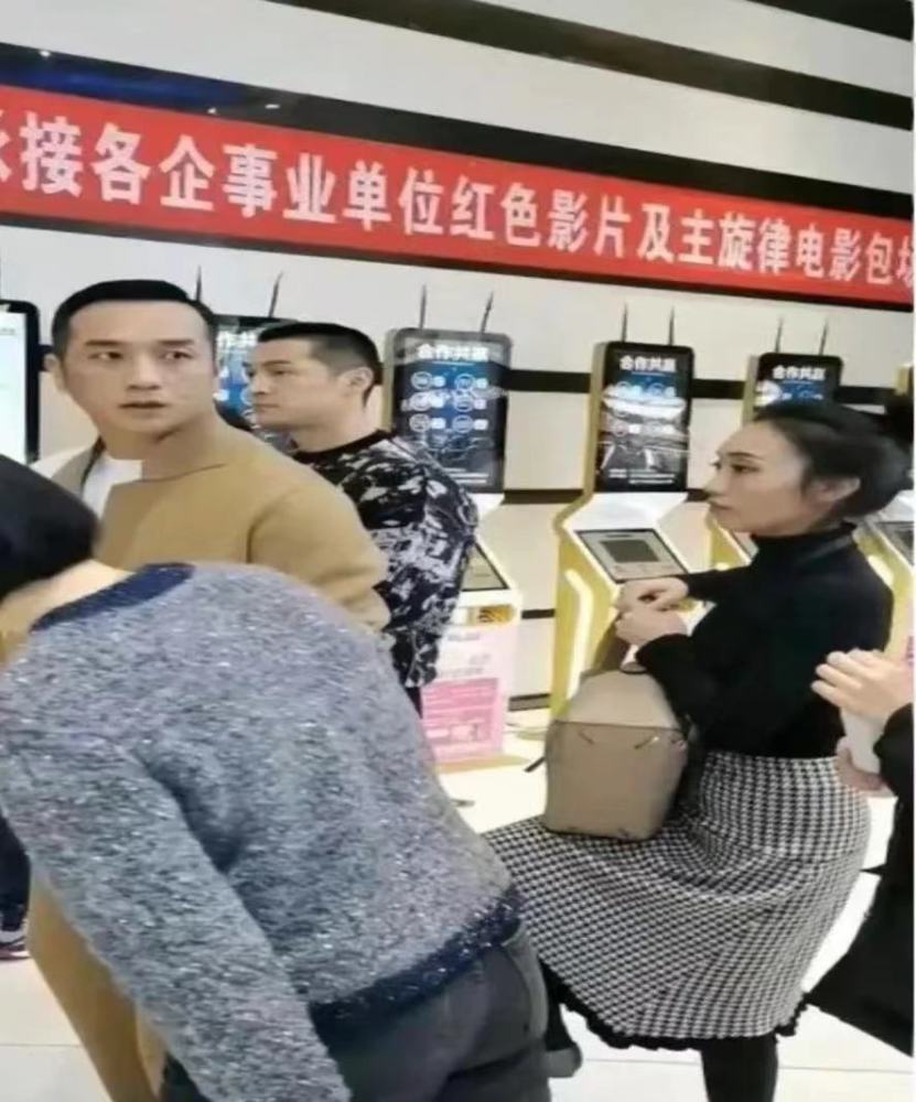 Hu Ge took his wife to a party to take photos. Huang Xining's dress was ...