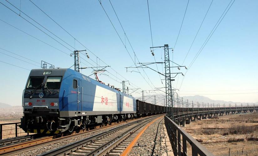 The 2.6-kilometer-long and 20,000-ton-heavy train can drive itself, one ...