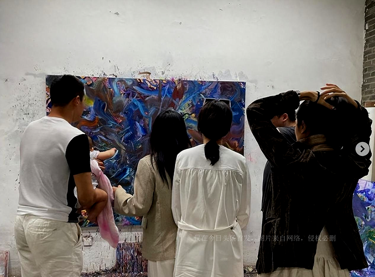 Zhu Zhusha, a family of three, shows off their happiness while ...