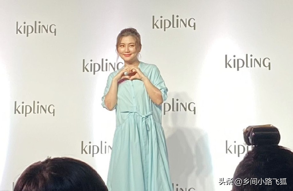 Selina's pregnant belly is round for the first time, listening to fans ...