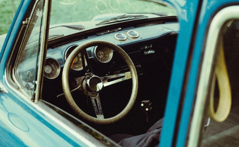 Does turning the steering wheel with one hand affect driving safety ...