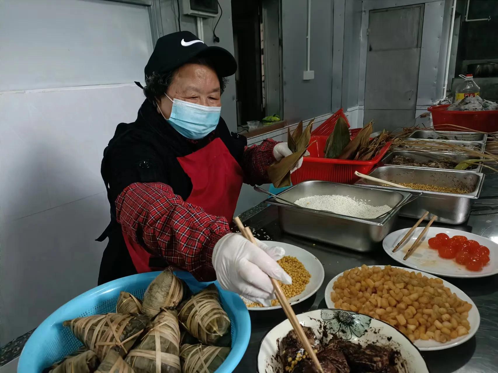 Huang Lihong: Inheriting the Hometown Complex of Zongzi Skills - iNEWS