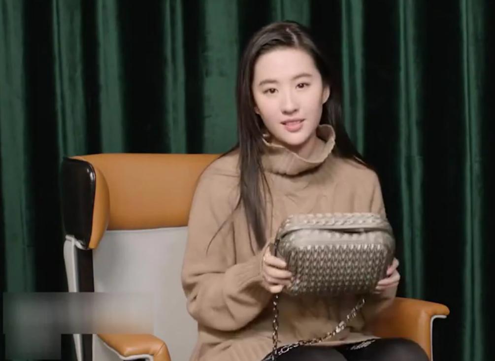 Liu Yifei posted a video of unpacking a new bag, the 35-year-old is ...