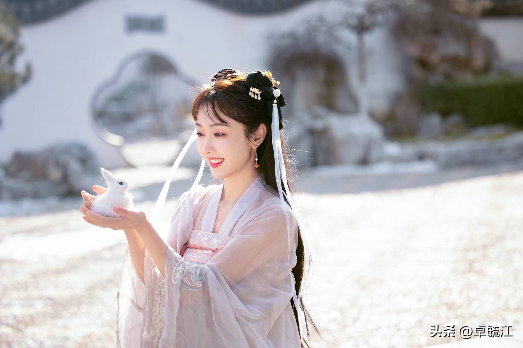 Xuan Lu's costume photos exposed! Fairy-like smile and gentle and ...