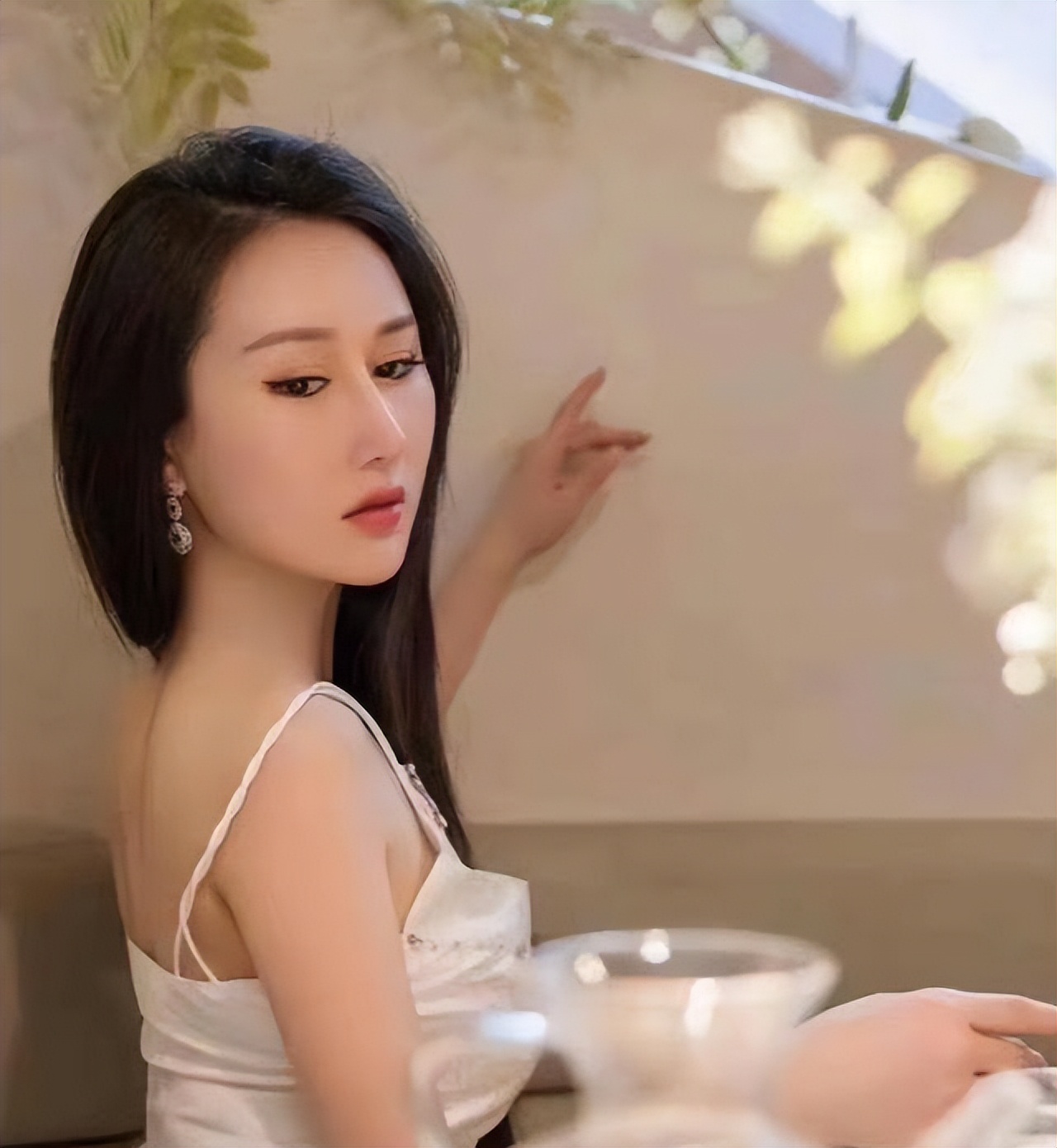 After Xiang Zuo was derailed, he always kept silent, but Xiao Hu Jing didn't stop at all. - iNEWS