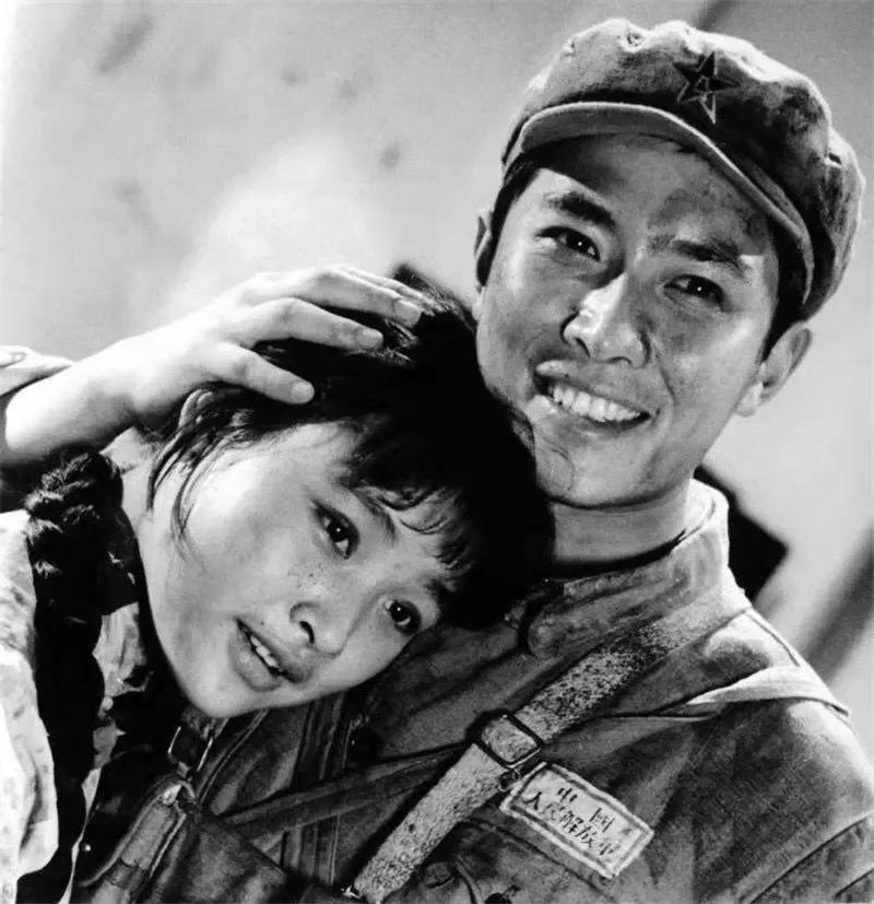 Liu Xiaoqing and Tang Guoqiang reunited after 43 years, wearing leather jackets and black pants ...