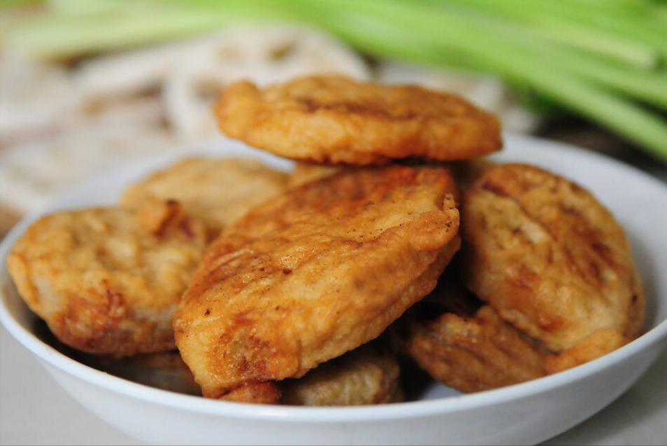 To make the fried lotus root box crispy, use flour or starch?Teach you ...