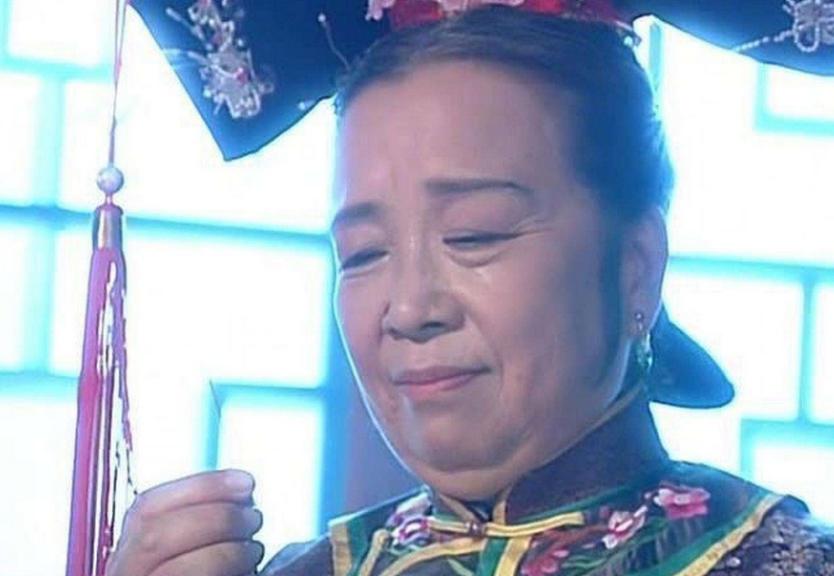 "Mother Rong" Li Mingqi was photographed on the bus!Pulling a small ...