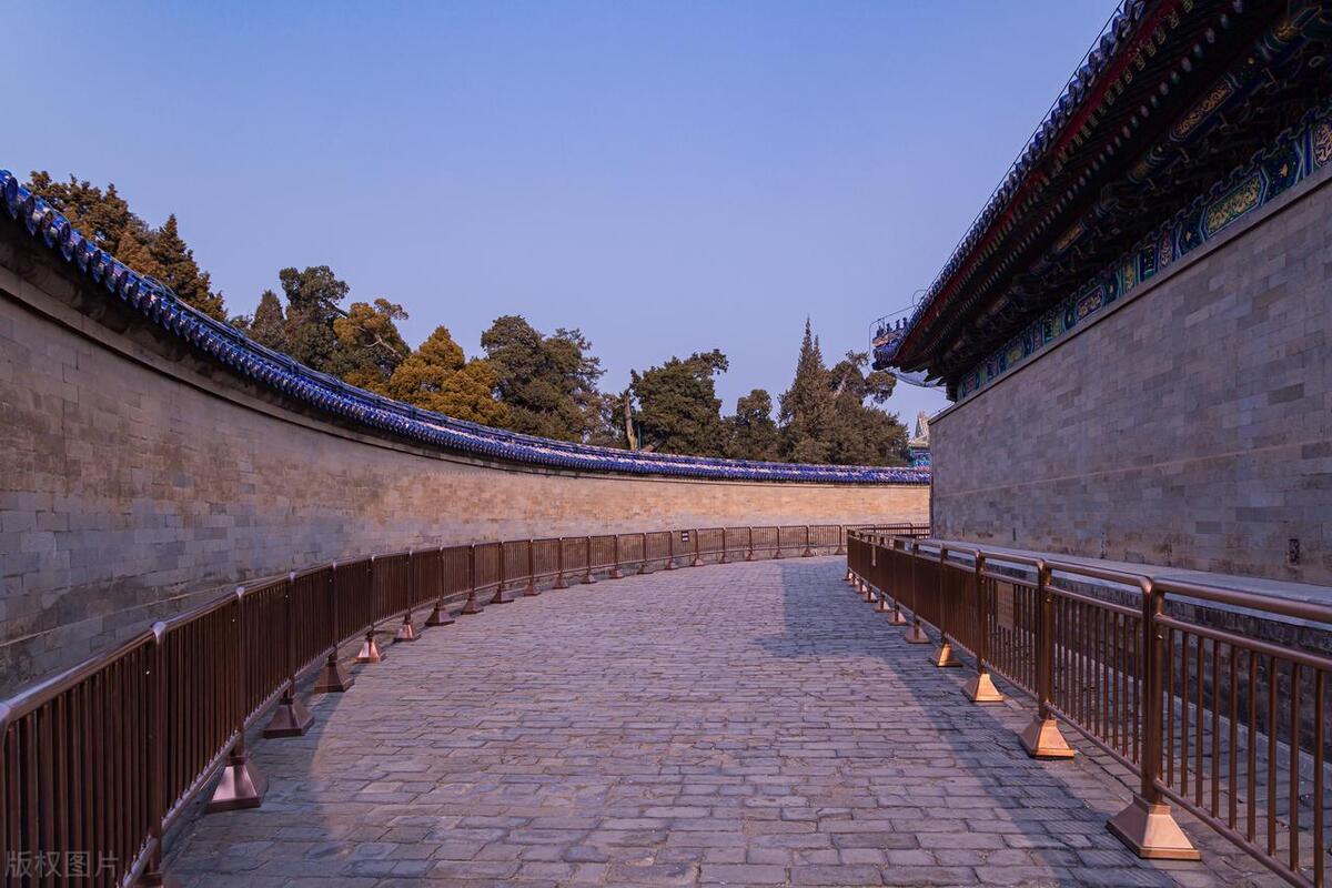 There are three roads on the Danbi Bridge in the Temple of Heaven ...