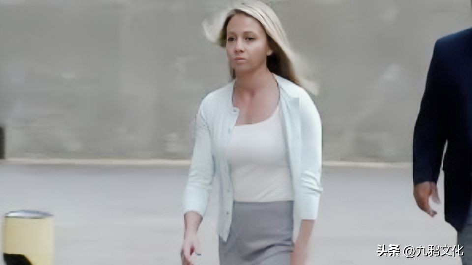 American old lady scares 4 men away and robs a car - iNEWS