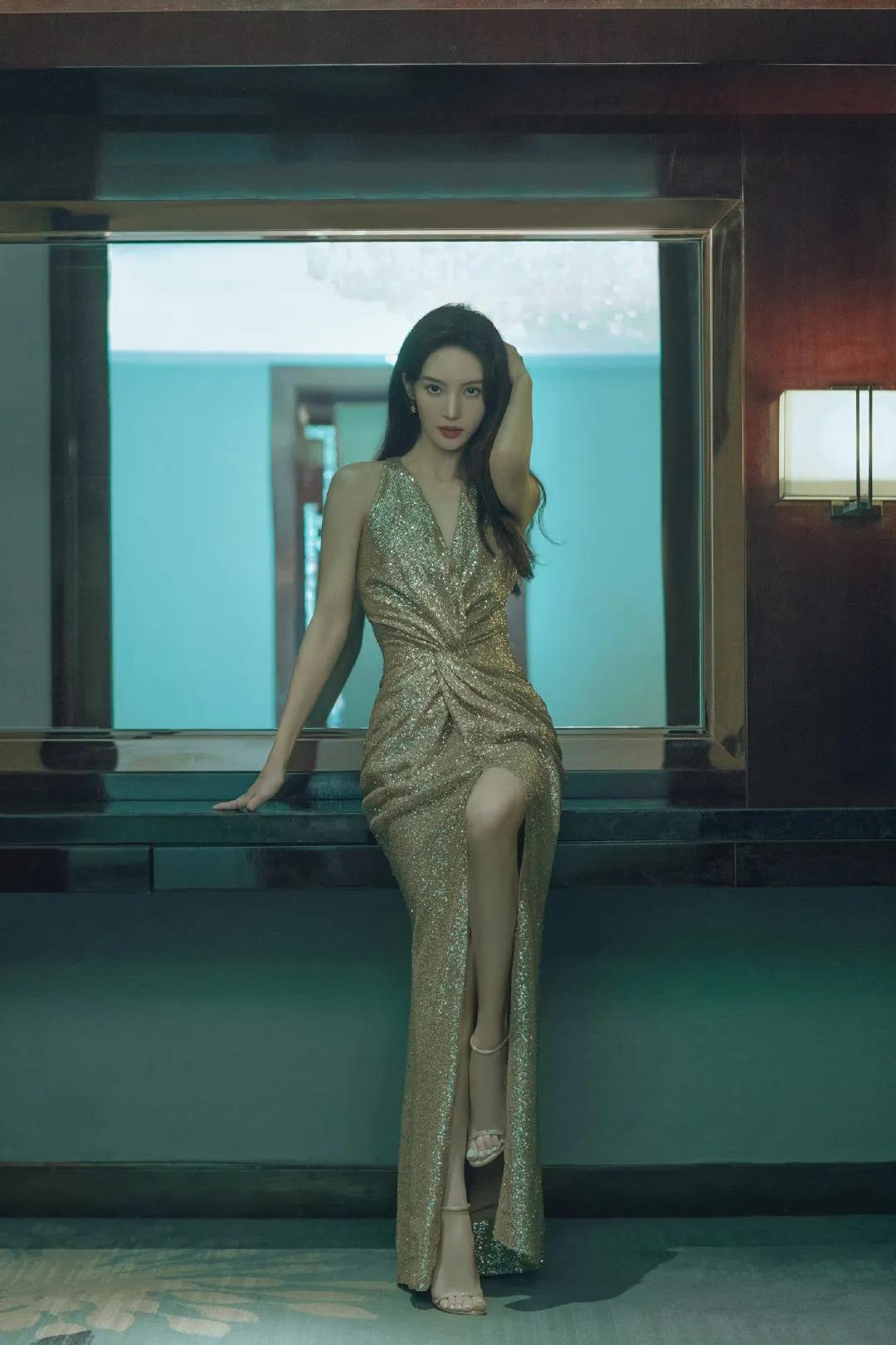 Jin Chen, beauty with long legs - iNEWS