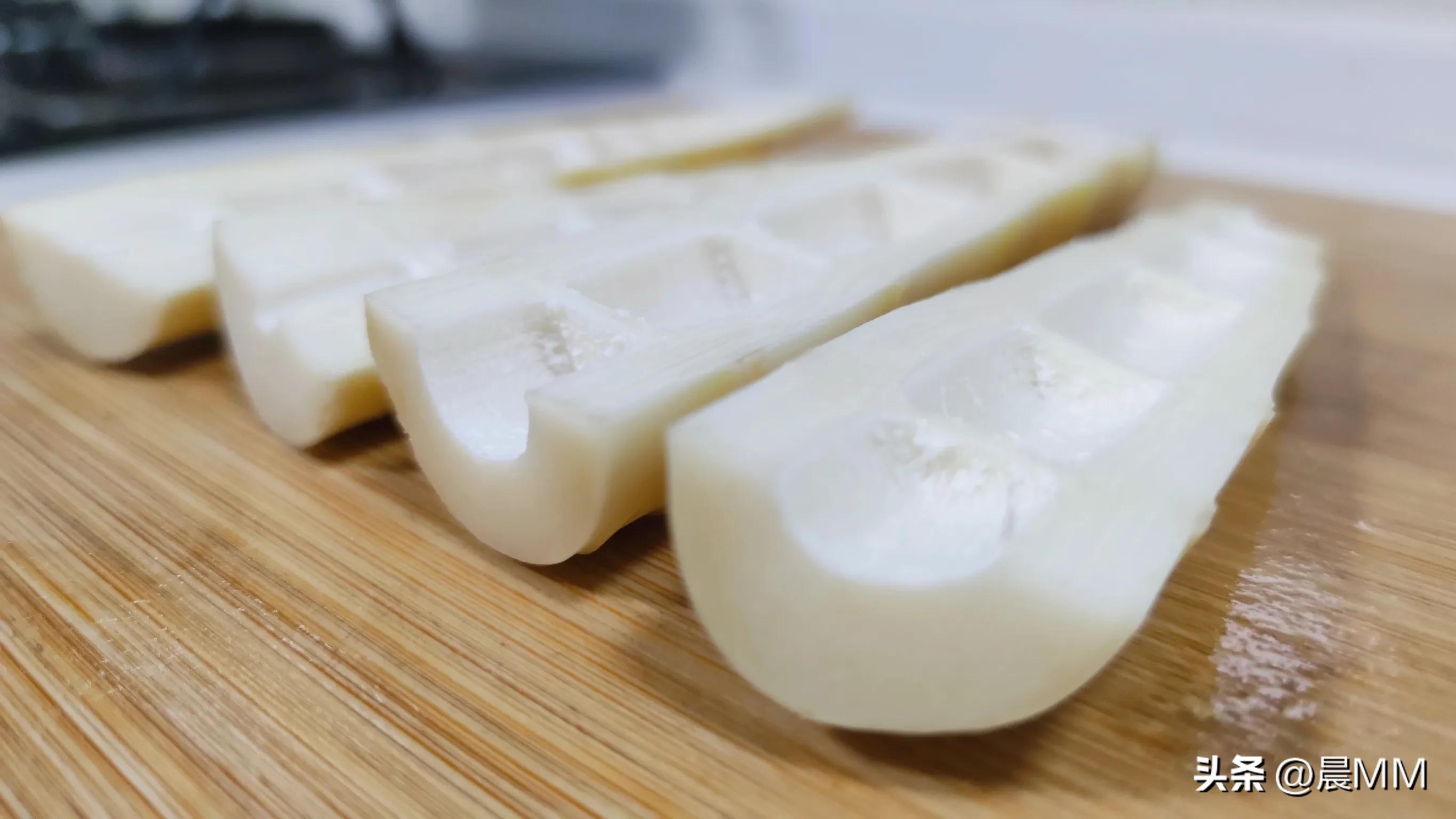 Fresh Spring Bamboo Shoots Stir-fried with Double Peppers - iNEWS